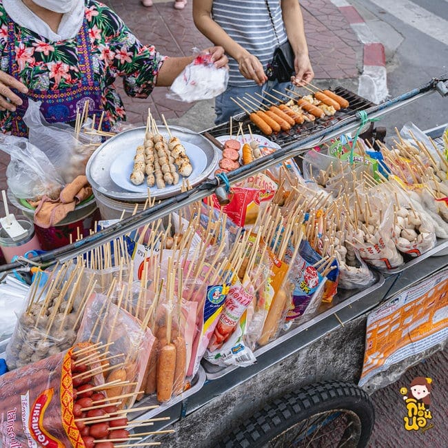 ลูกชิ้นรถเข็นคุณป้า สตรีทฟู้ดย่านเสาชิงช้า ปิ้งร้อนๆ พร้อมน้ำจิ้มสูตร ...