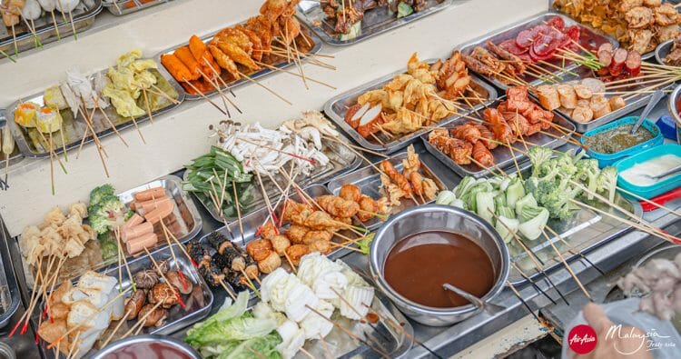 ลองกินอาหารถิ่นมาเลเซีย LOK LOK เมนูสตรีทฟู้ดเสียบไม้สุดฮิตที่ต้องยืน ...